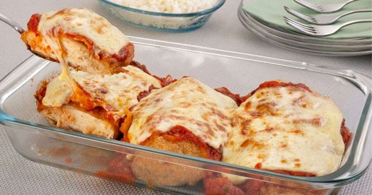 Frango à parmegiana no forno: teste o prato fácil e cheio de sabor