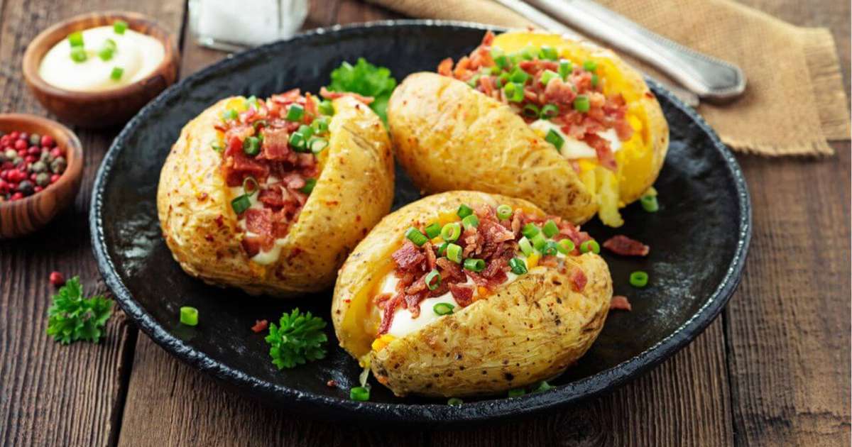 Batata recheada no micro-ondas: receita simples e saborosa