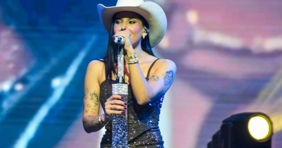 Ana Castela e Zé Felipe se beijam no Domingo Legal; veja imagens