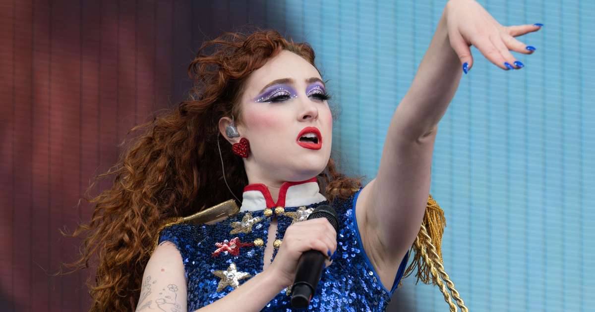 Chappell Roan se emociona ao celebrar a alegria queer durante show em ...