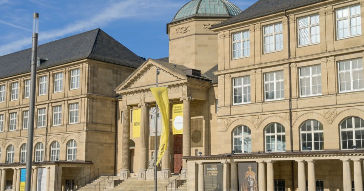 Museu na Alemanha está sendo surpreendido por multidões de fãs da Taylor Swift que vão com um ...