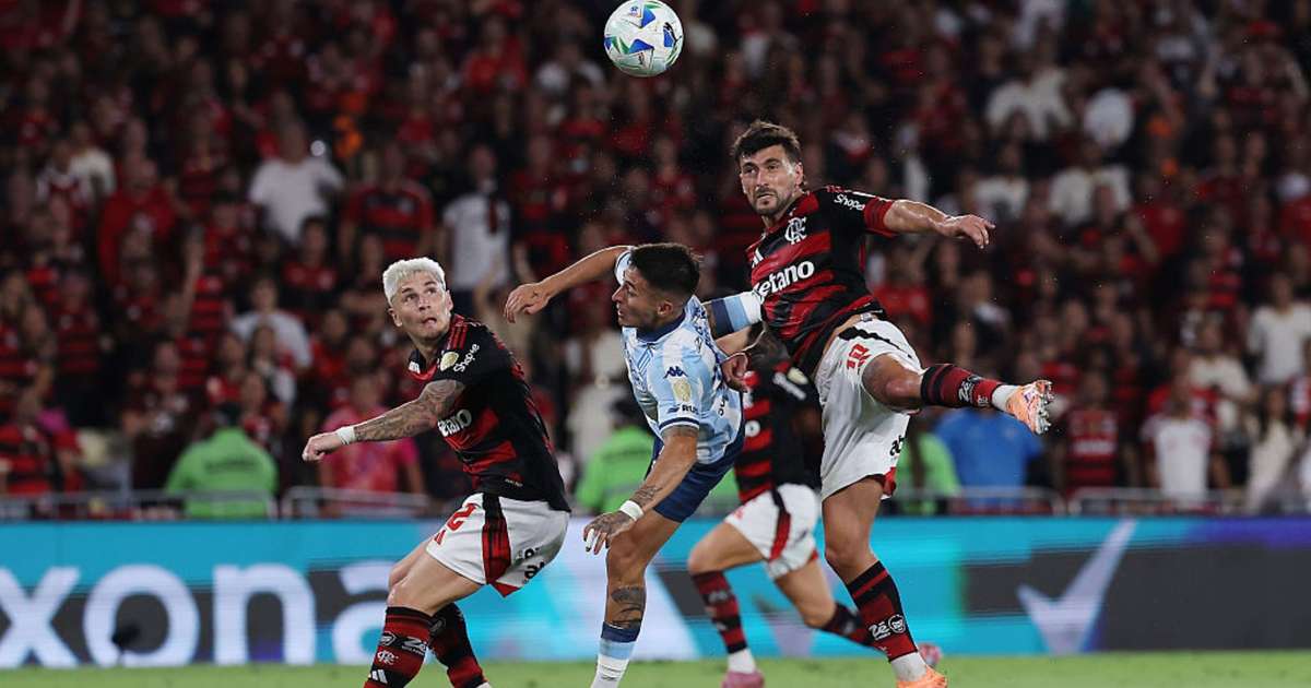 Flamengo marca no fim e vence o Racing na ida das semifinais
