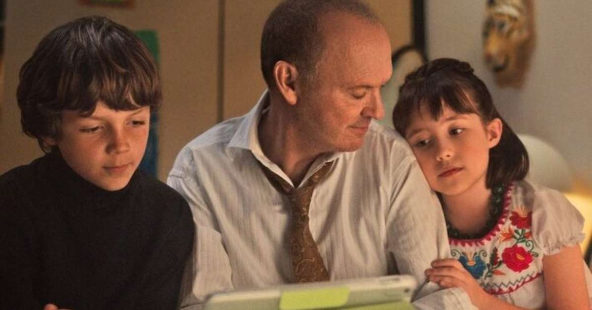 'Pai do Ano' tem Michael Keaton em atuação impecável e se equilibrando ...