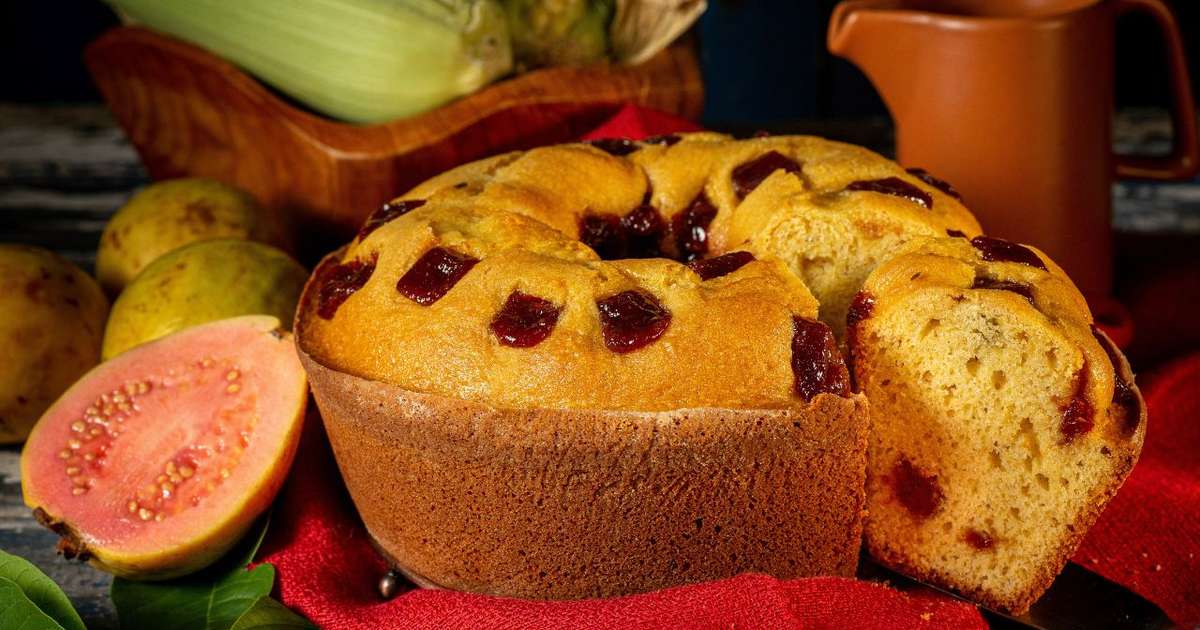 Bolo de fubá com goiabada simples e fácil de fazer