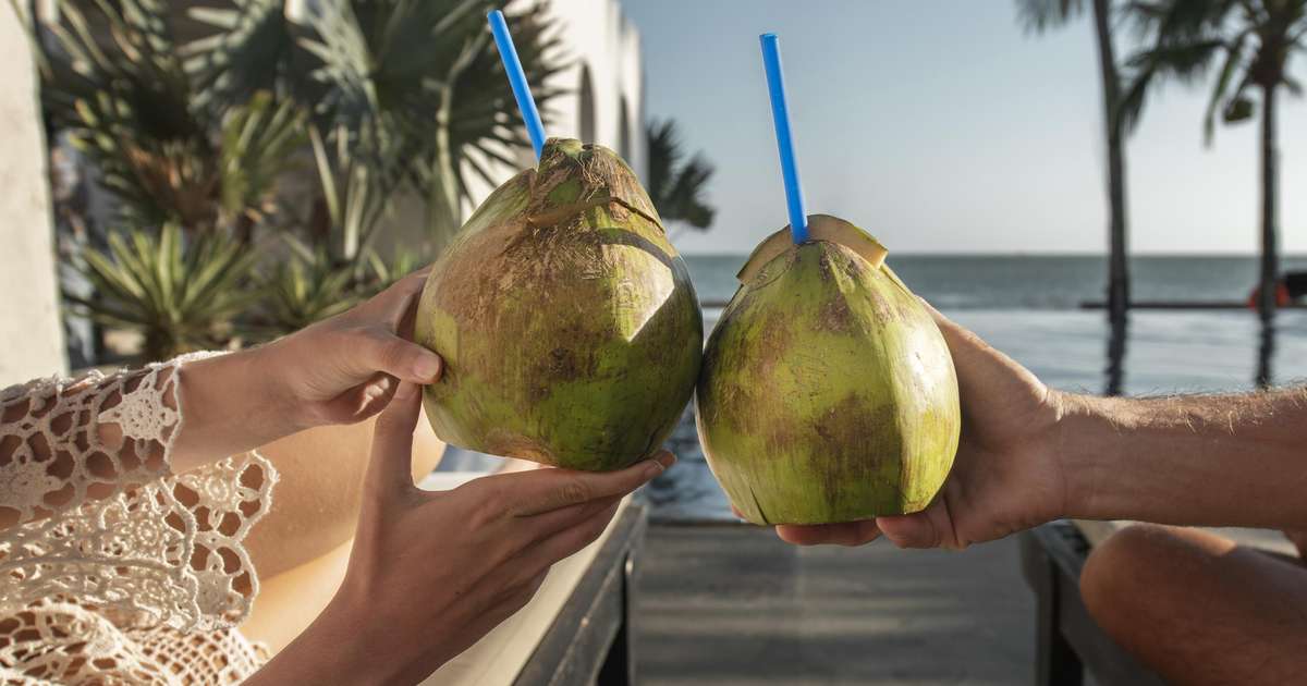 Água de coco todo dia faz bem? Nutricionista explica benefícios e riscos