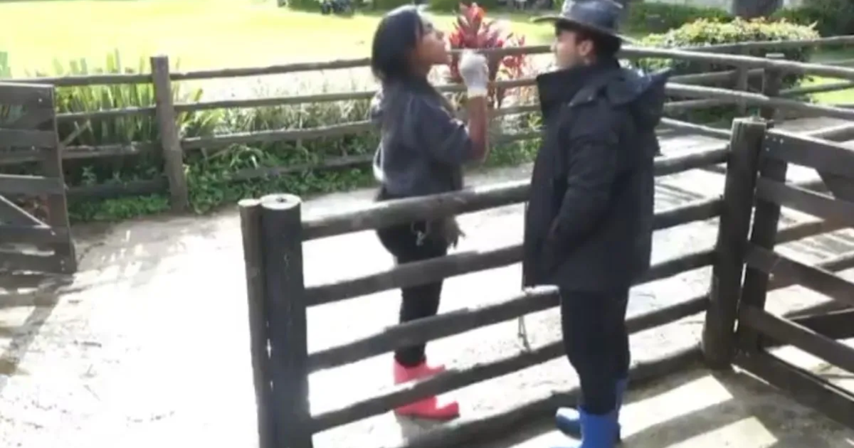 A Fazenda 17: Carol e Wallas brigam feio e ficam cara a cara: 'Demônio'