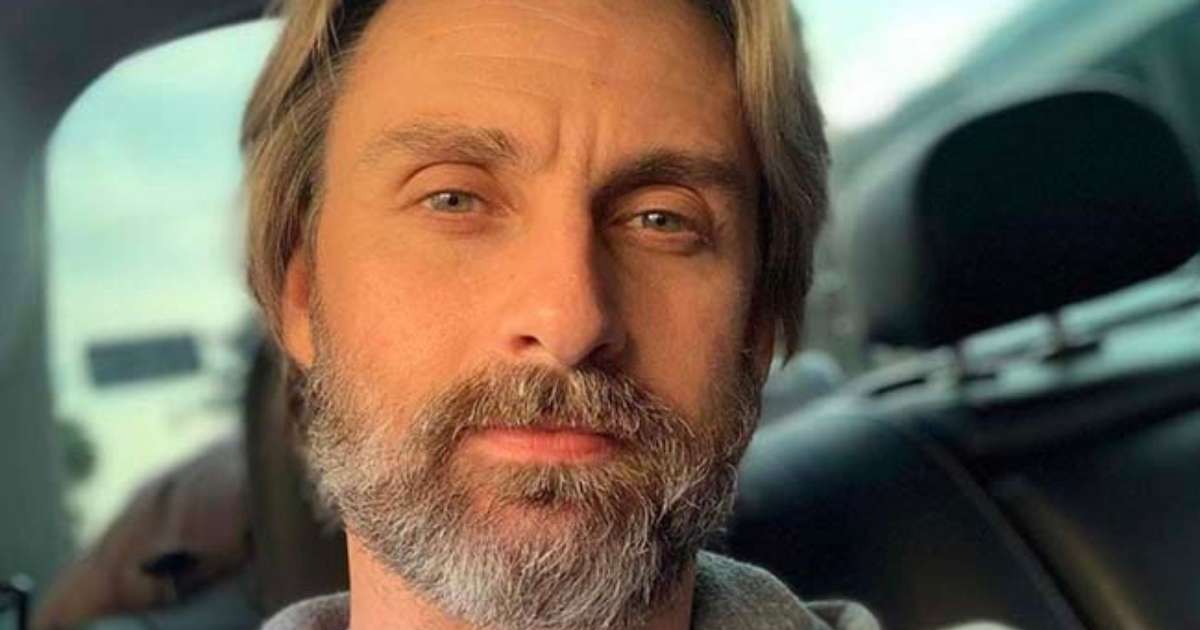 ÚLTIMO ADEUS! Ator André Dias vai ao velório do marido: 'Amor da minha vida'