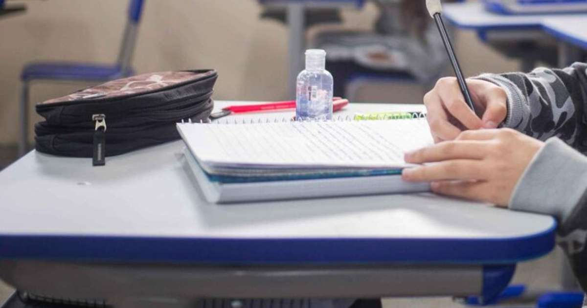 Diretora é afastada após câmera ser encontrada dentro do banheiro de ...