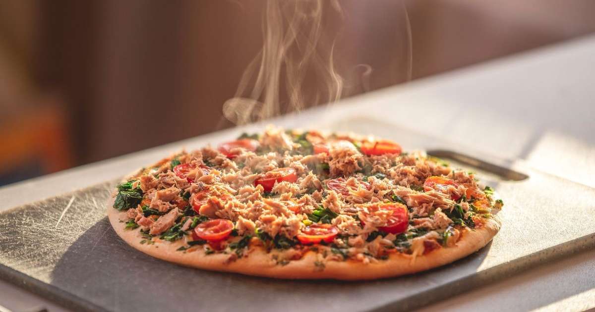 Pizza de atum: um jantar fácil e simples, pronto em menos de 20 minutos