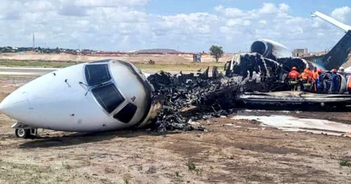 Avião com ministro e delegação pega fogo ao pousar no Congo