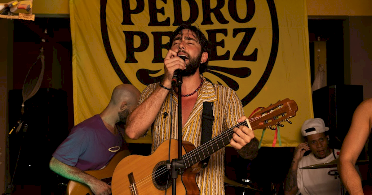 Pedro Perez surfa a 'Maré Nova' na Praia do Ulé: o reggae capixaba encontra a WSL