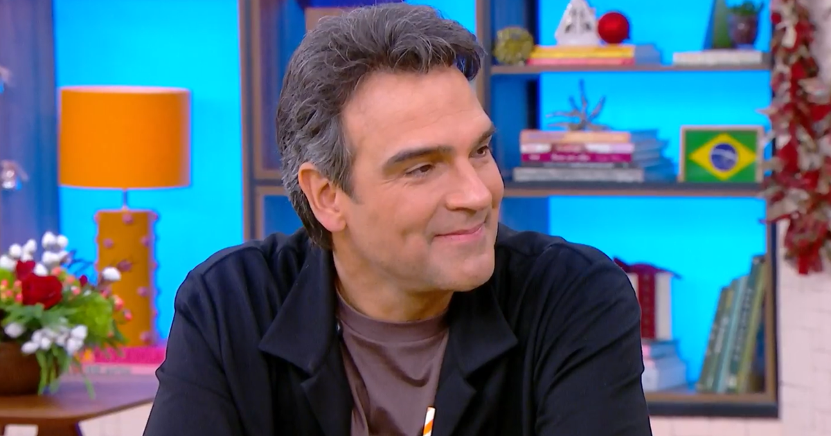 Ana Maria faz Tadeu Schmidt admitir implante capilar ao vivo