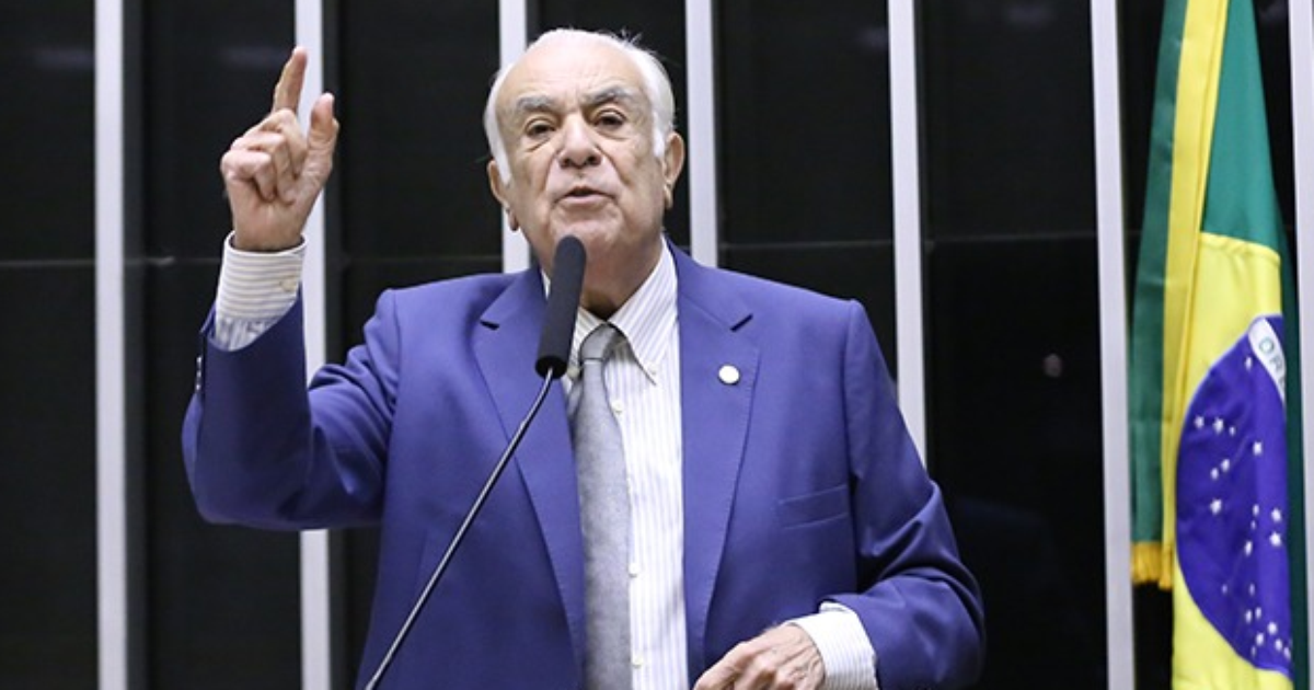 Deputado do PL surpreende ao assinar cassação de Eduardo e Ramagem