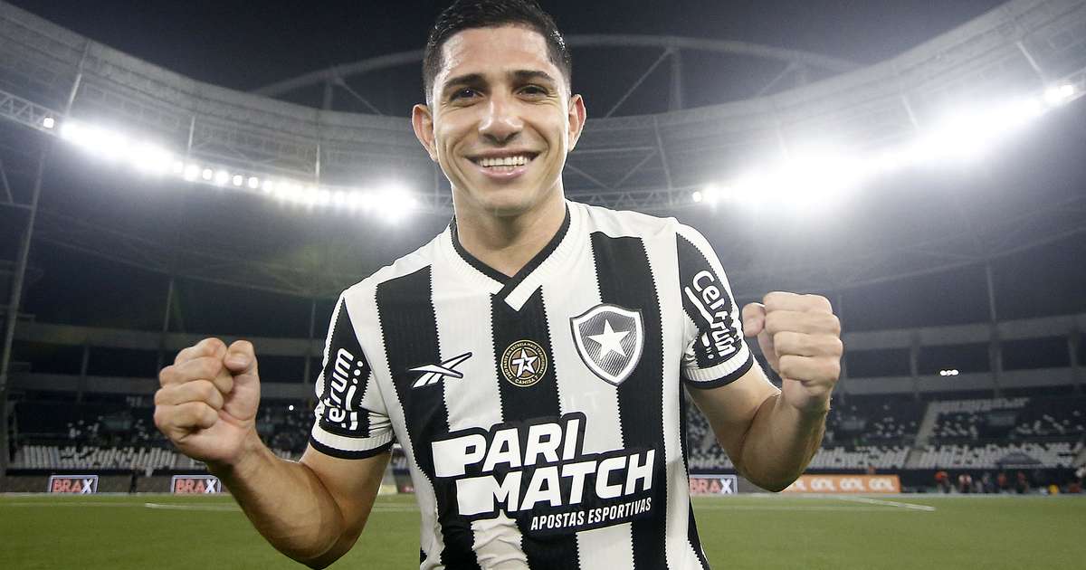 Botafogo encaminha transferência de Savarino para rival
