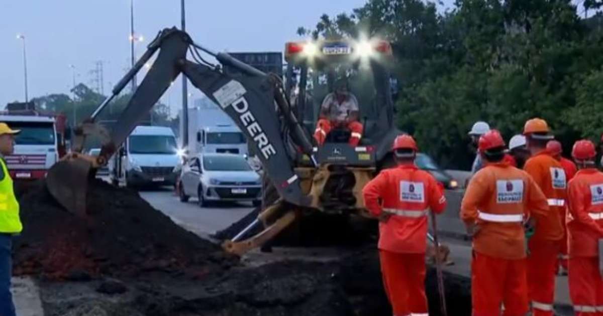 Buraco se abre na Marginal Tietê e provoca congestionamento de 50 km