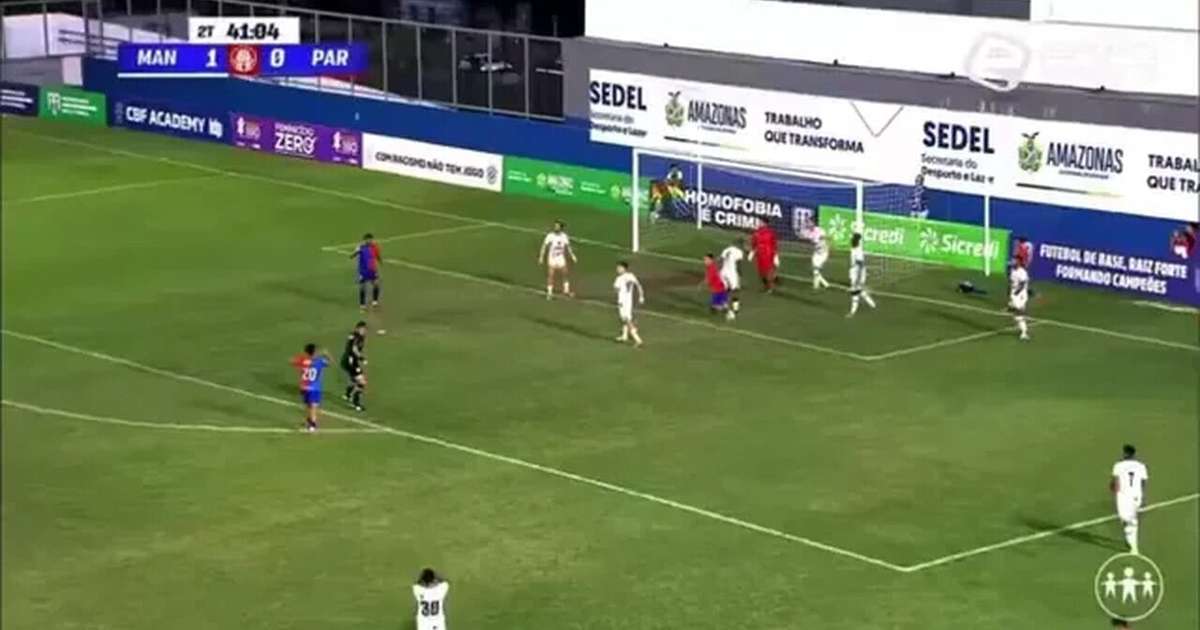 Bizarro! Árbitro marca pênalti após goleiro defender bola com a mão ...