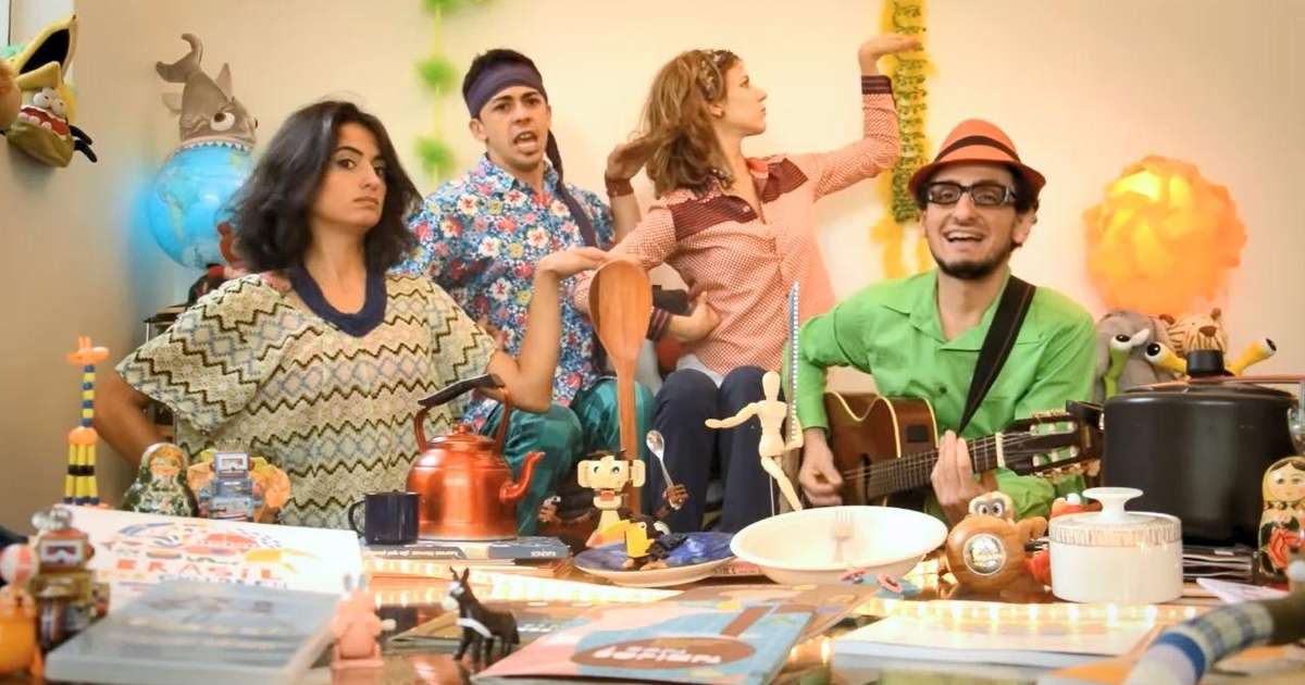 'Uma caneca, uma chaleira': Quem canta a música que está bombando na web?