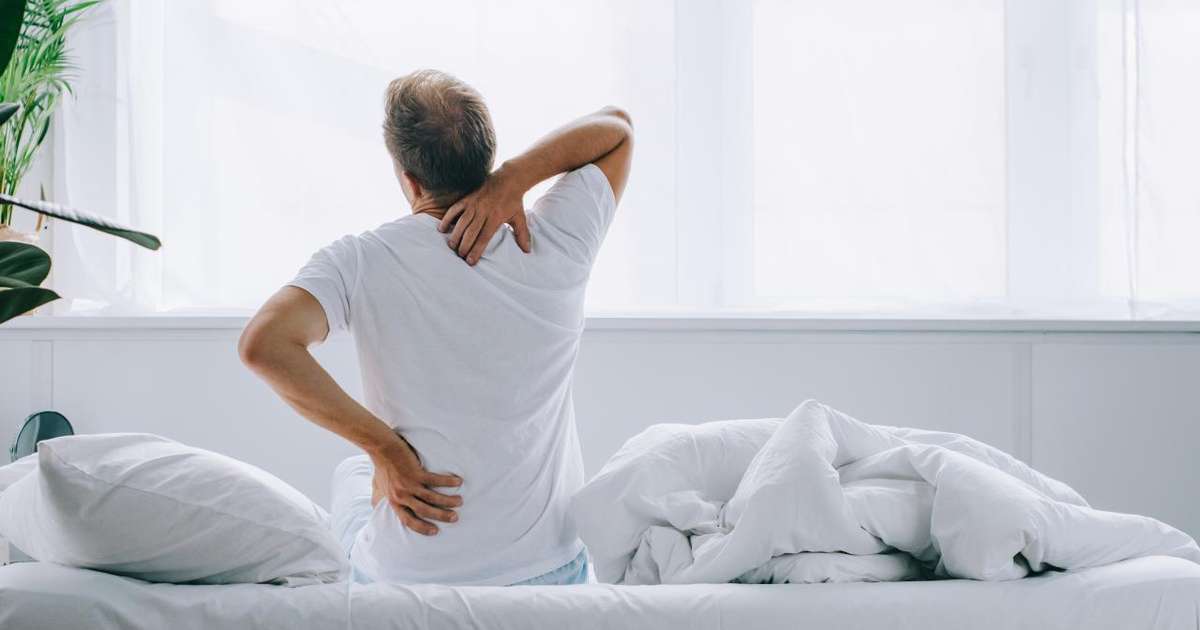 As posições para dormir que destroem sua coluna, segundo especialista