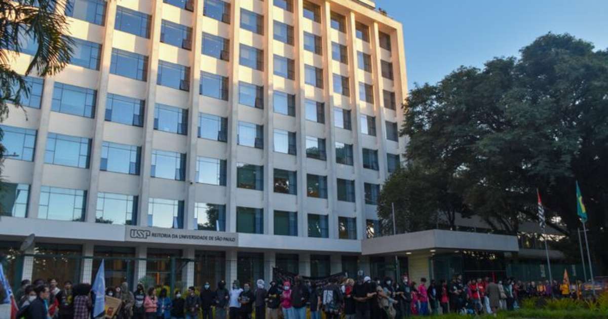 Em greve, estudantes da USP bloqueiam reitoria com cordão humano e ...