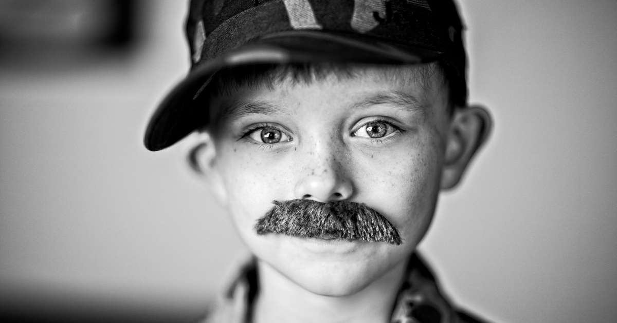 Se você vir seu filho desenhando um bigode e usando um celular ...