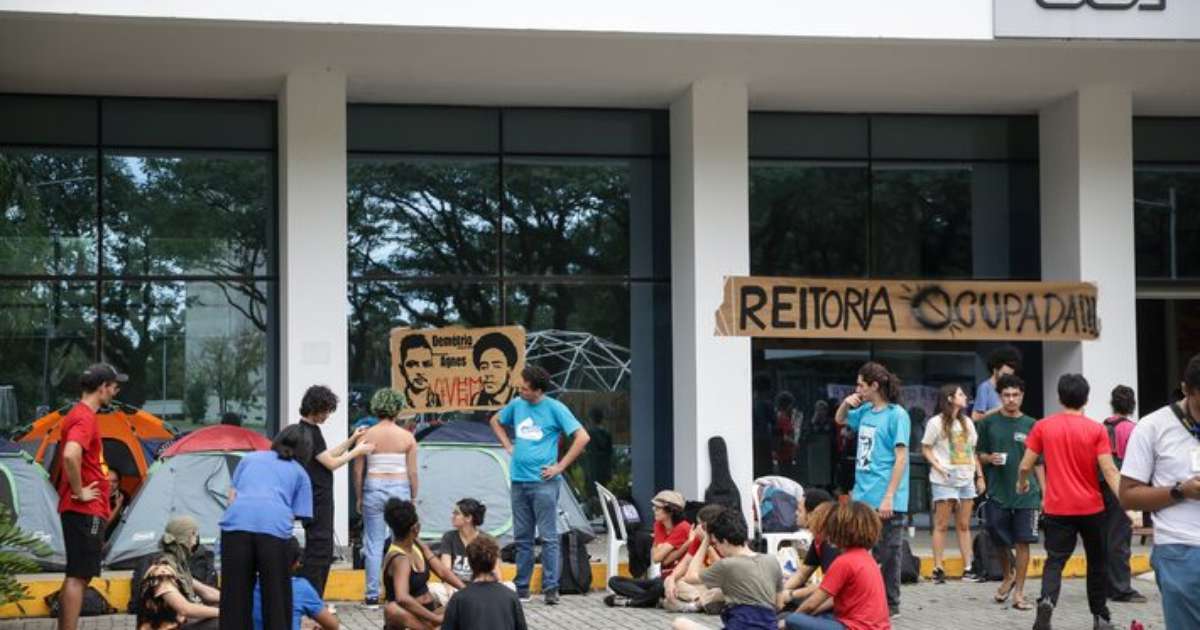Estudantes da USP mantêm invasão à reitoria; universidade corta água e ...