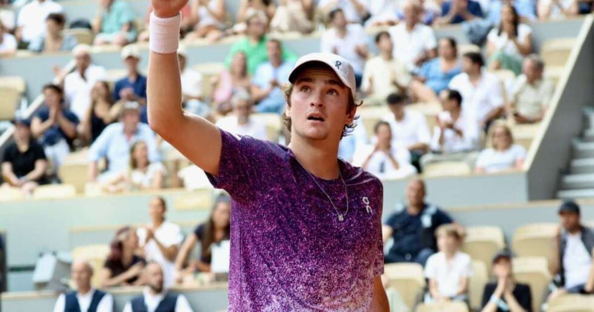 João Fonseca vence de virada Novak Djokovic e faz história em Roland-Garros