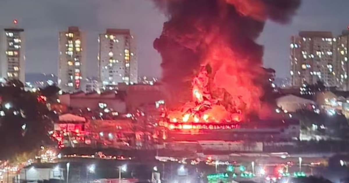 Incêndio de grandes proporções em galpão de Guarulhos é extinto após 22 ...