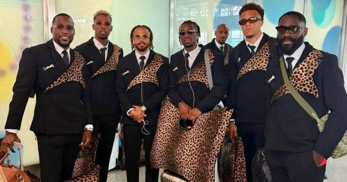 RD Congo chega aos EUA para Copa vestindo terno com detalhes de animal ...