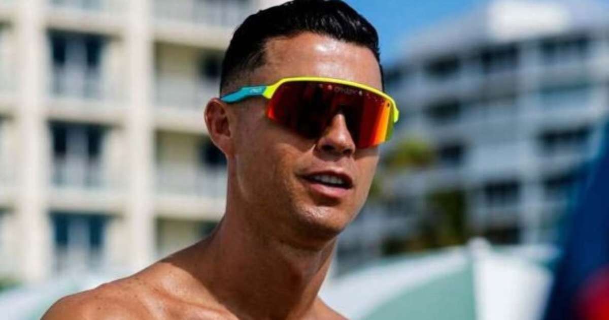 Cristiano Ronaldo exibe o físico de sunga em treino de Portugal; veja fotos