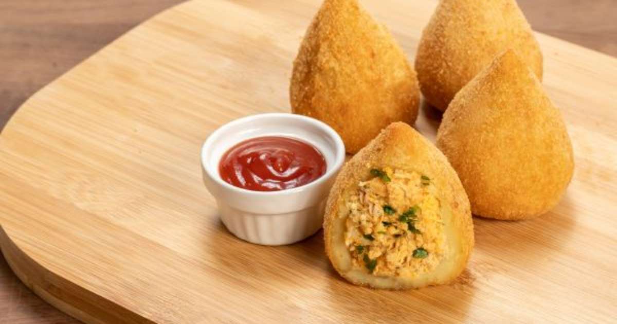 Coxinha fit de batata-doce com frango que fica crocante por fora e ...