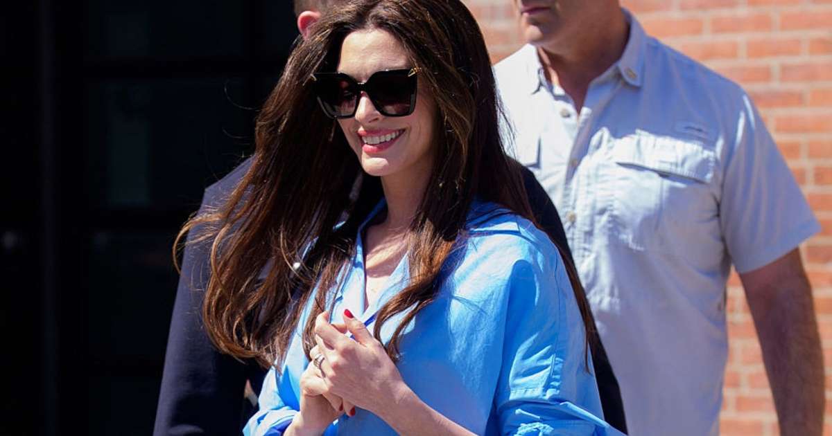 Anne Hathaway exibe barriga da terceira gravidez em passeio na França