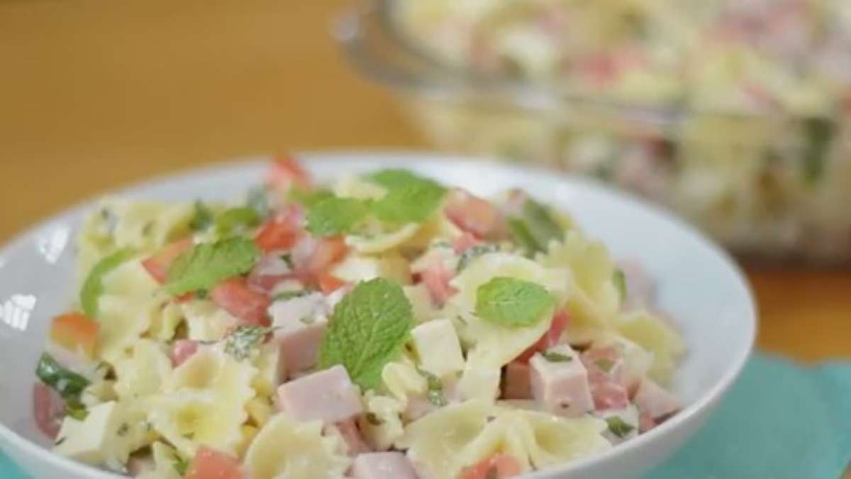 Salada primavera de macarrão com iogurte