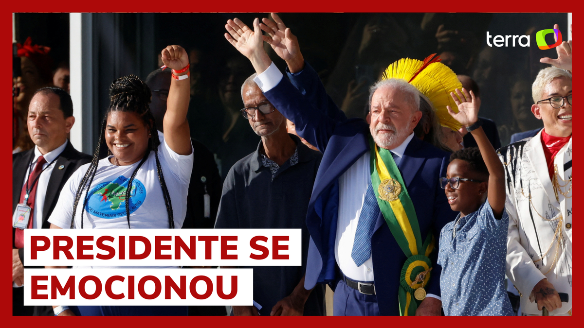 Lula sobe a rampa e recebe a faixa presidencial ao assumir Presidência ...