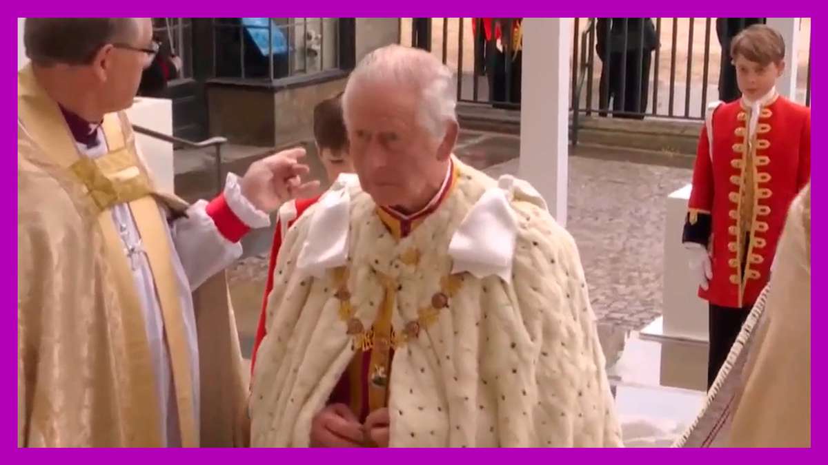 Príncipe George carrega manto do avô Charles durante coroação