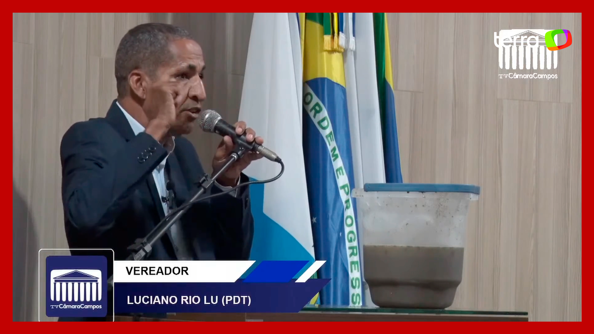 Vereador joga esgoto na tribuna da câmara de Campos dos Goytacazes (RJ)