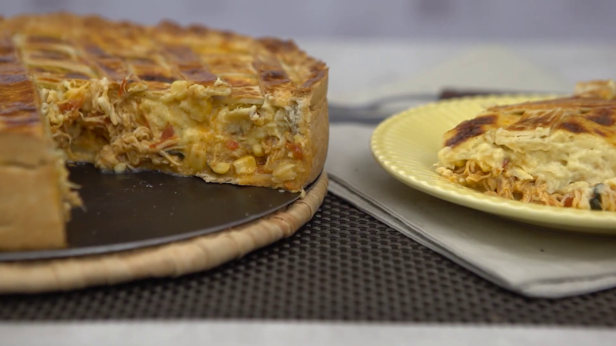 Aprenda a fazer massa de empadão com recheio de fricassê de frango