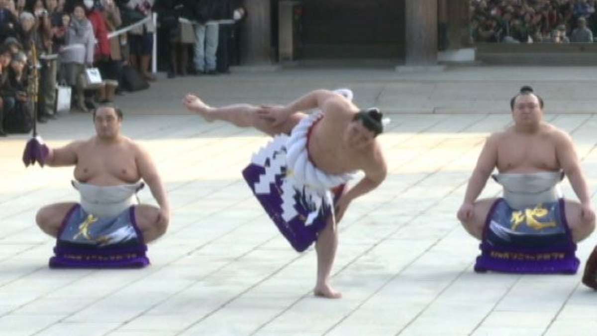 Lutadores de sumo fazem ritual de Ano-Novo no Japão