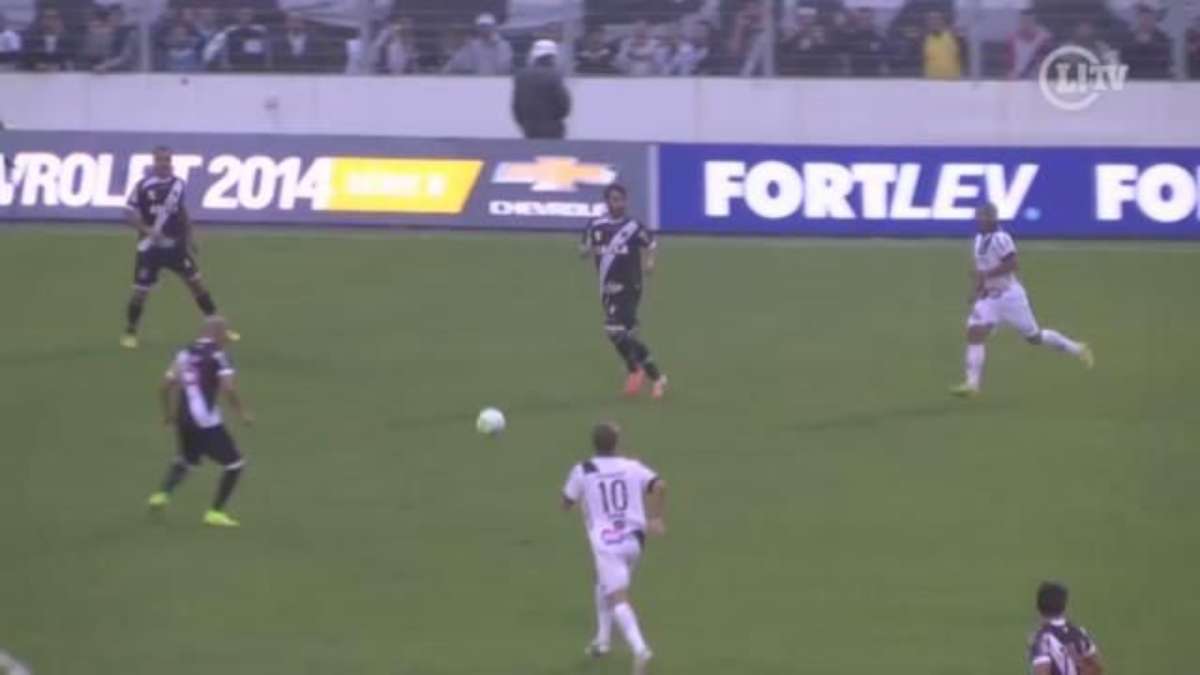 Douglas mostra que ainda tem habilidade e dá lindo chapéu