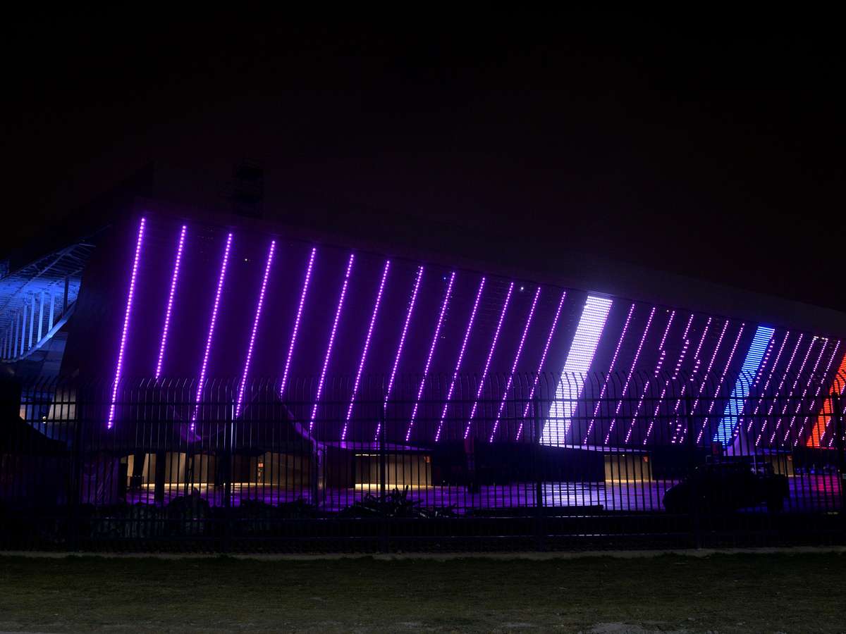Arena Corinthians recebe iluminação na fachada; veja fotos