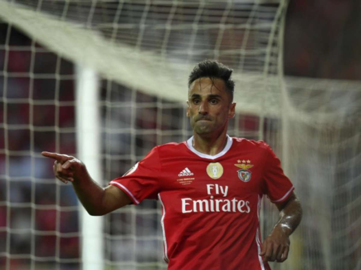 Jonas volta a ser titular e brilha em vitória do Benfica