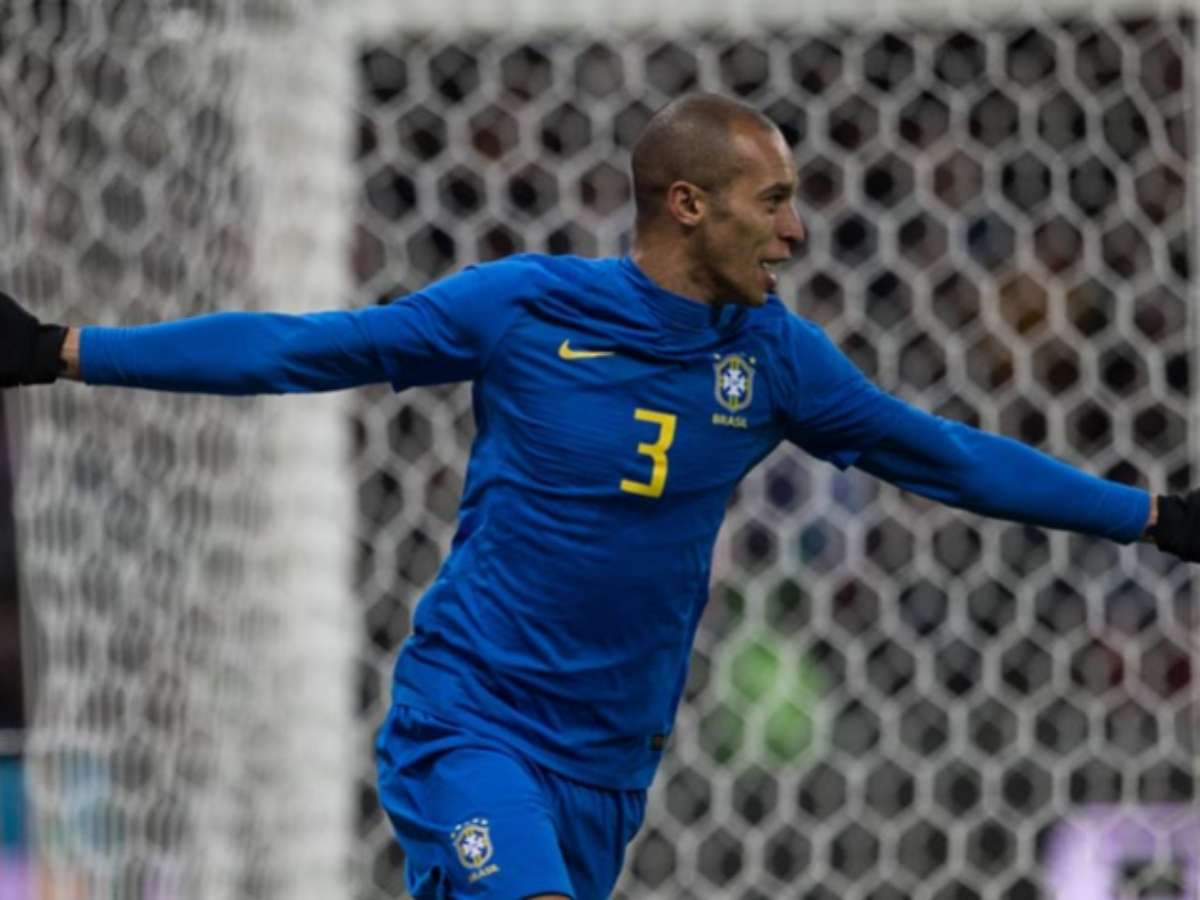 Miranda celebra gol e elogia postura da Seleção Brasileira contra a Rússia