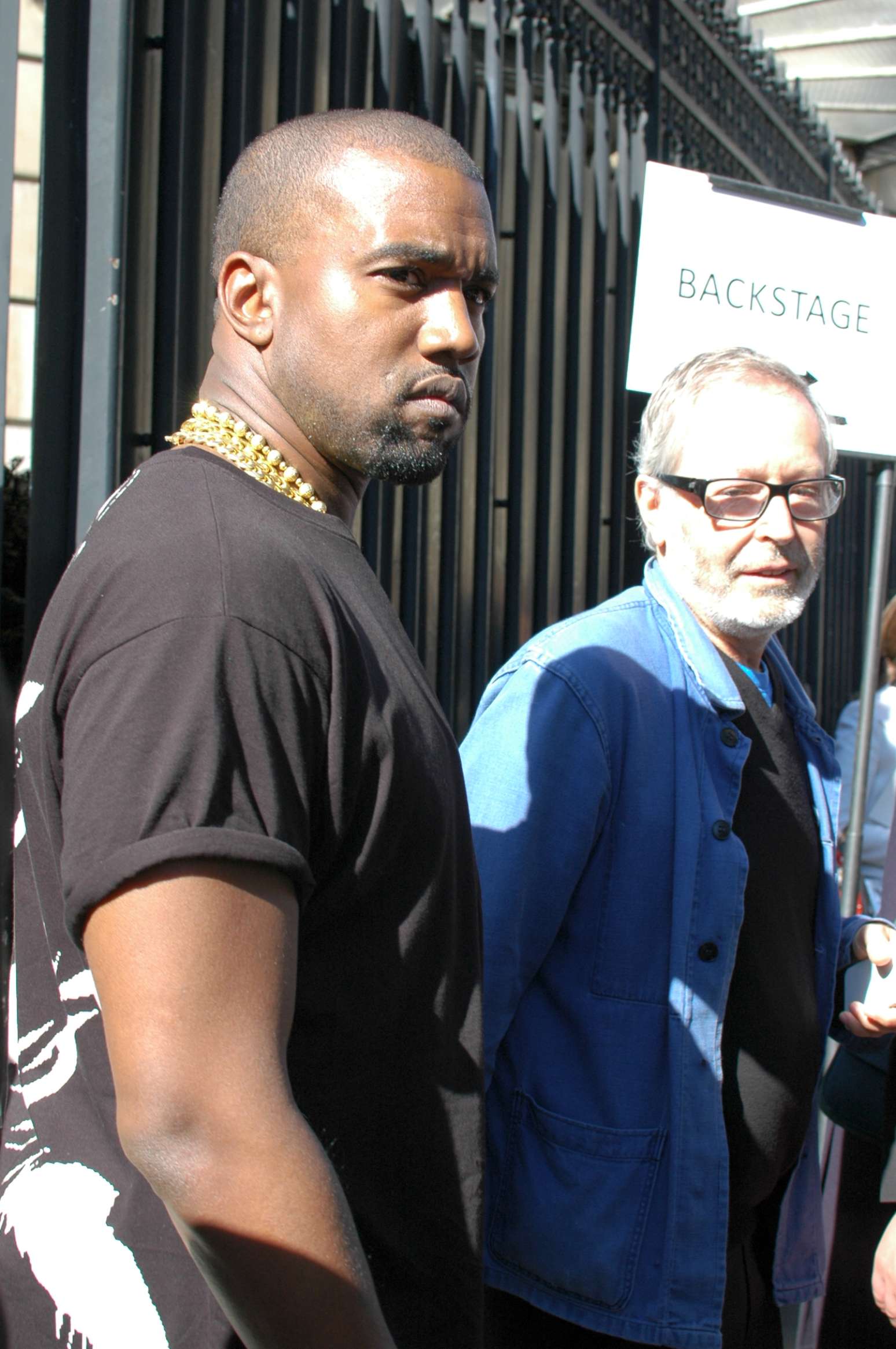 Kanye West vai a desfile da Céline em Paris