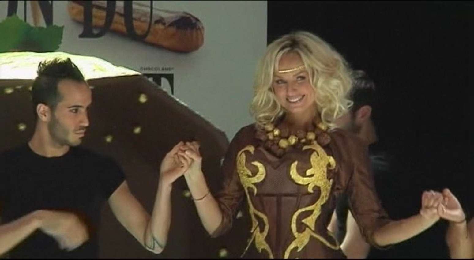 Em Paris, desfile traz roupas feitas com chocolate; veja fotos