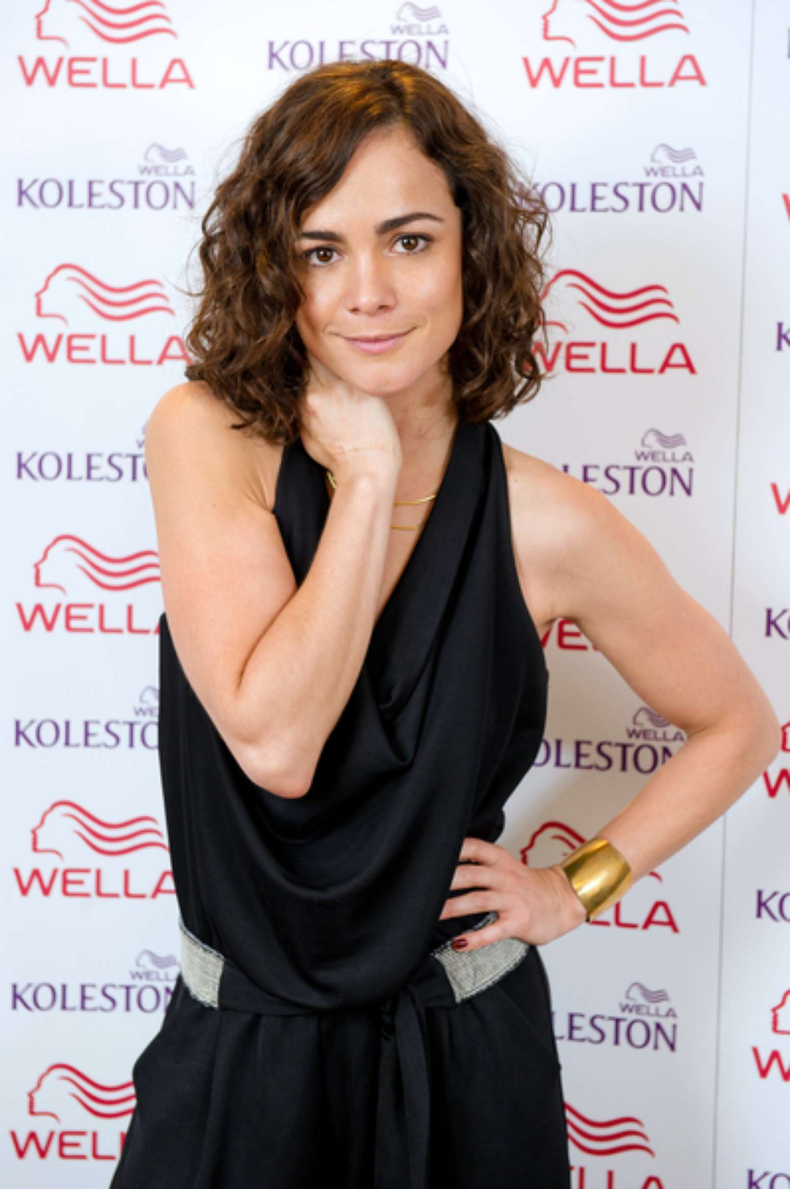 Alice Braga muda o visual; veja fotos