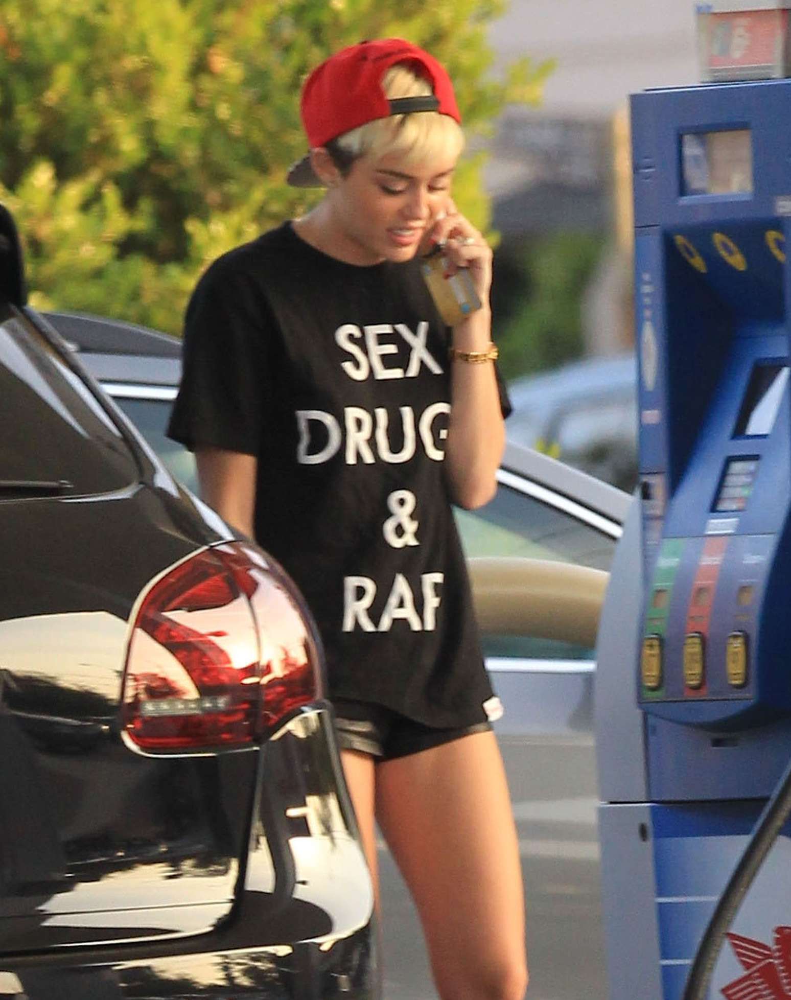Veja fotos de Miley Cyrus usando shortinho enquanto abastece carro