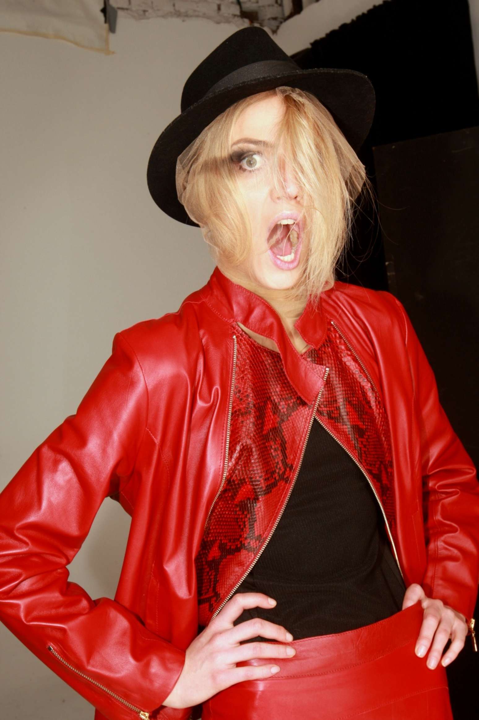 Barbara Berger posa para editorial de moda minimalista