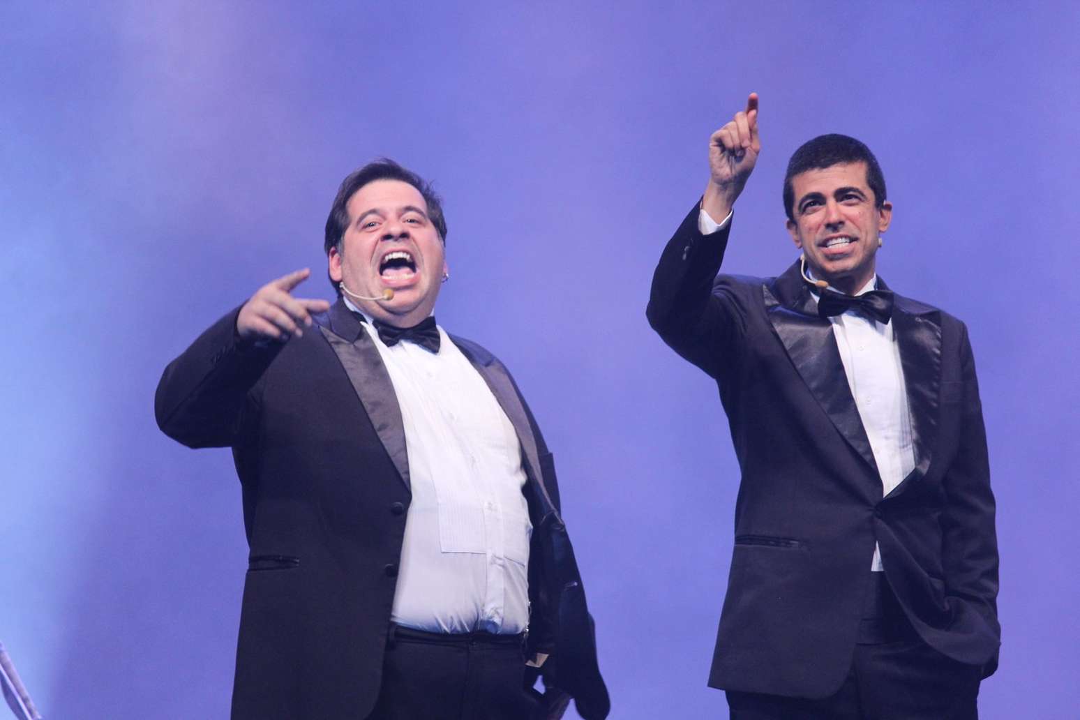 Hassum e Marcius Melhem recebem Daniel Alves em teatro