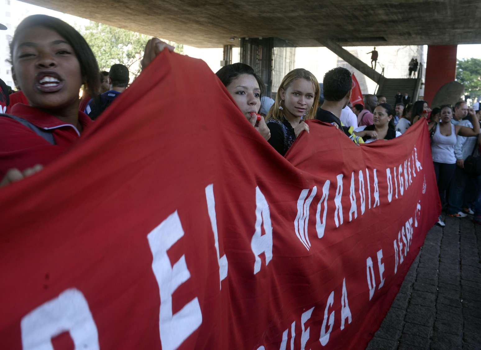 Integrantes do MTST protestam em São Paulo, veja fotos