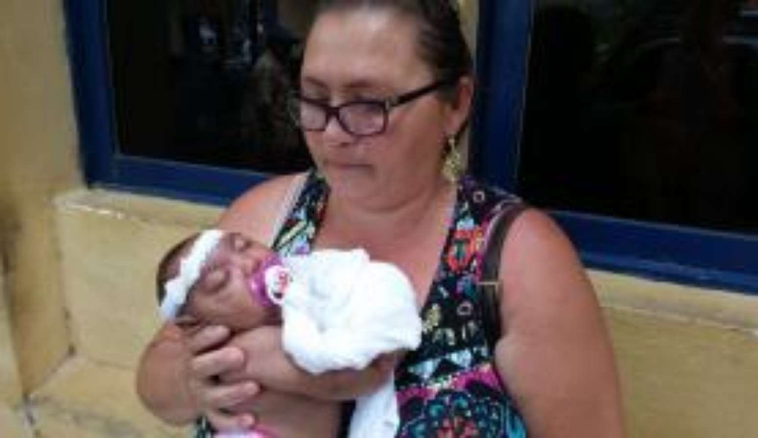 “Faria tudo de novo”, diz tia que adotou sobrinha com microcefalia