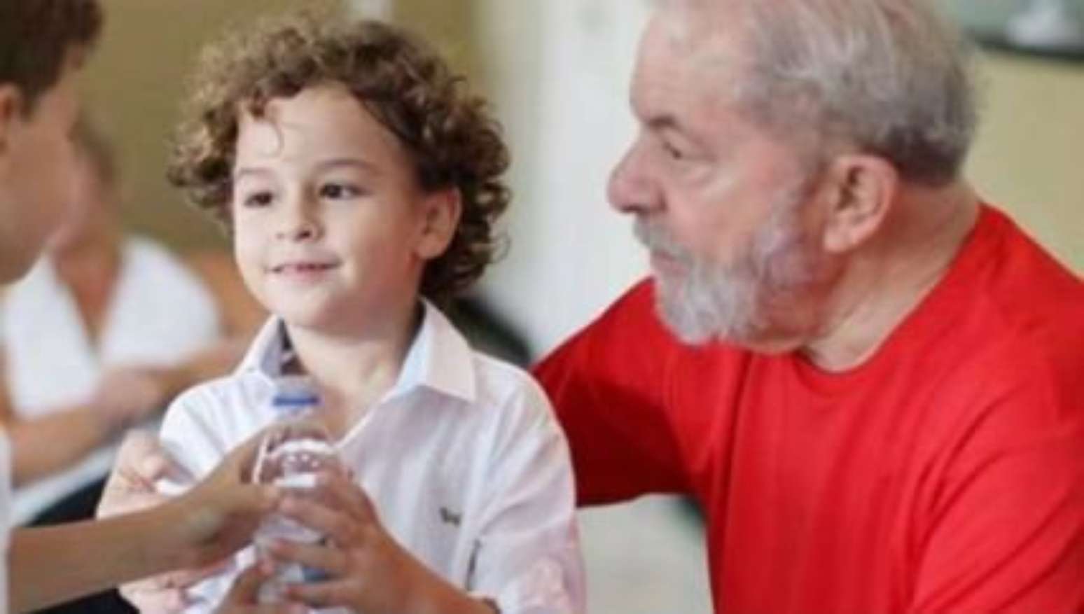 Neto do ex-presidente Lula morre aos 7 anos de meningite